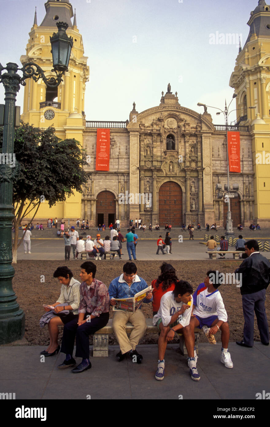 Peruvian people, sitting on park bench, Cathedral, Plaza de Armas, city ...