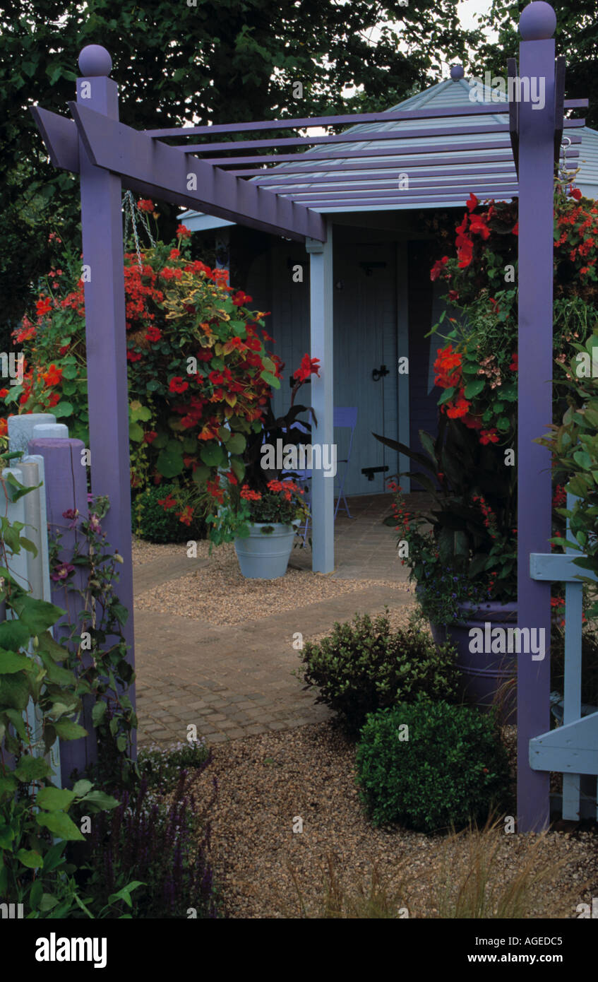 Trellis with hanging basket hi-res stock photography and images - Alamy