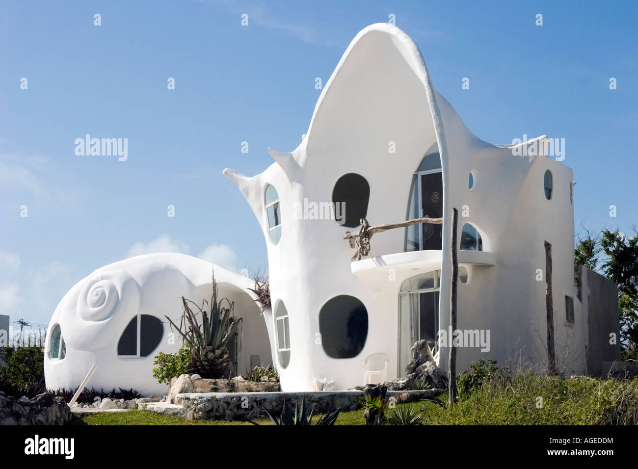 Strange shape house hi-res stock photography and images - Alamy