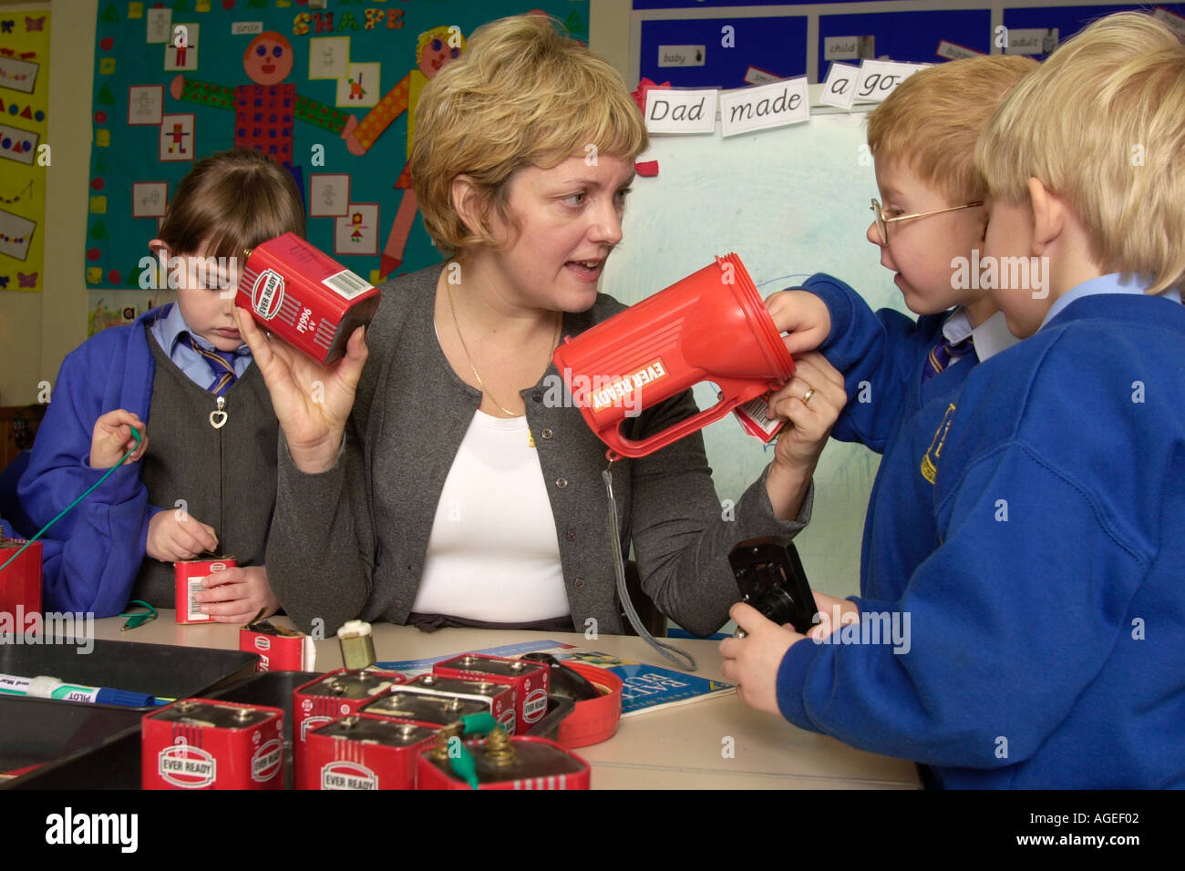 Teacher in primary school science class teaching her pupils about ...