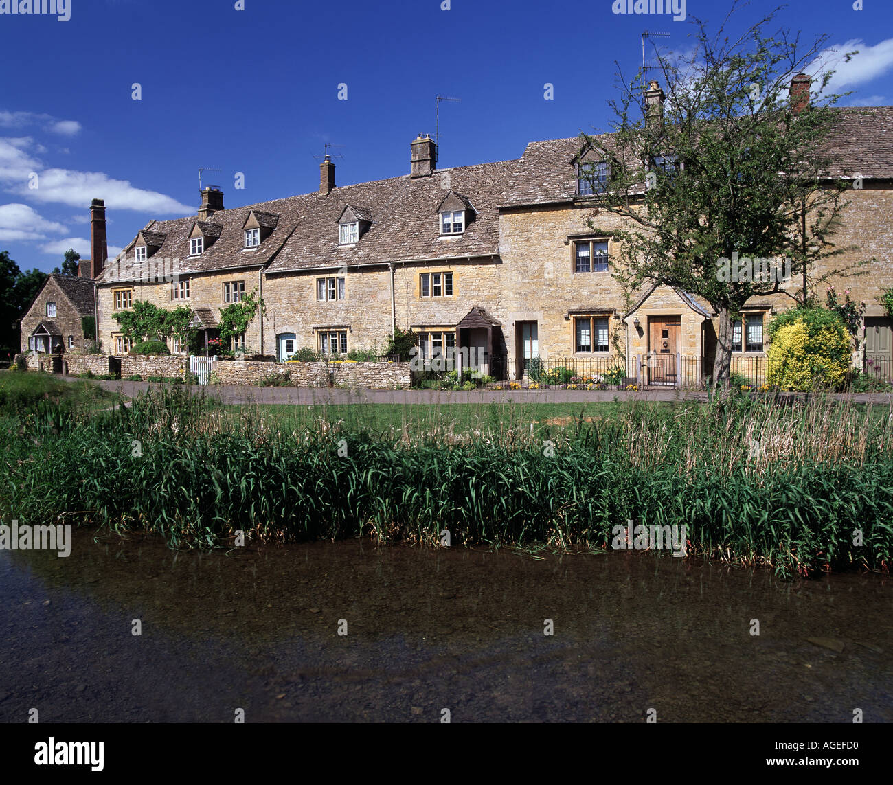Cottages in windrush village gloucestershire hi-res stock photography ...