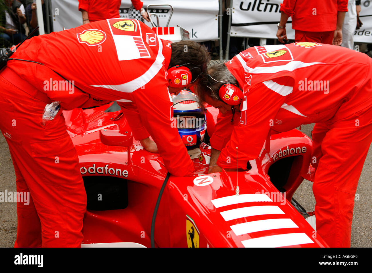 Formula 1 pit stop mechanics hi-res stock photography and images - Alamy
