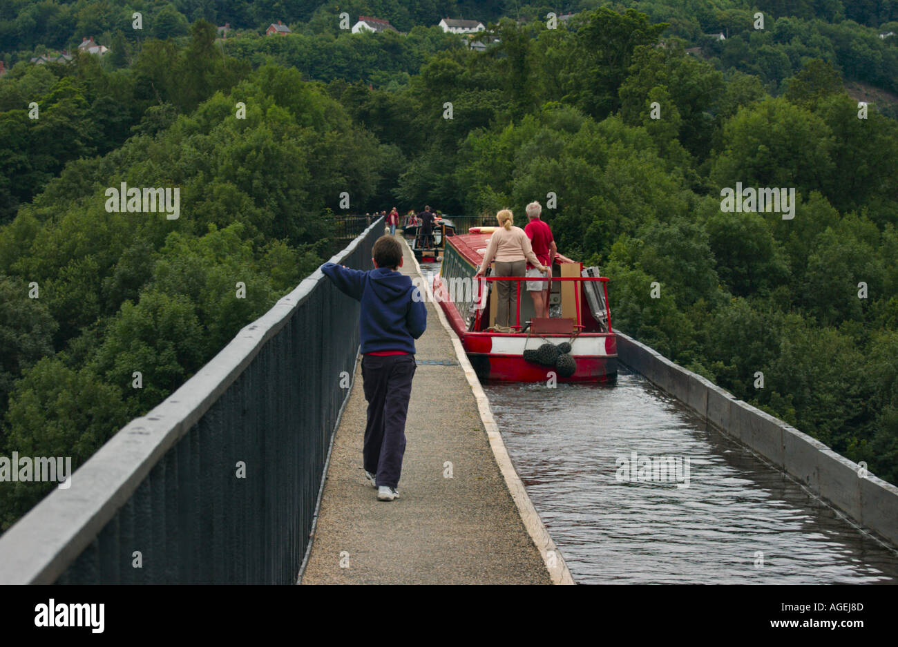 Thomas Telford s Pontcysyllte Aqueduct carrying the Llangollen Canal ...