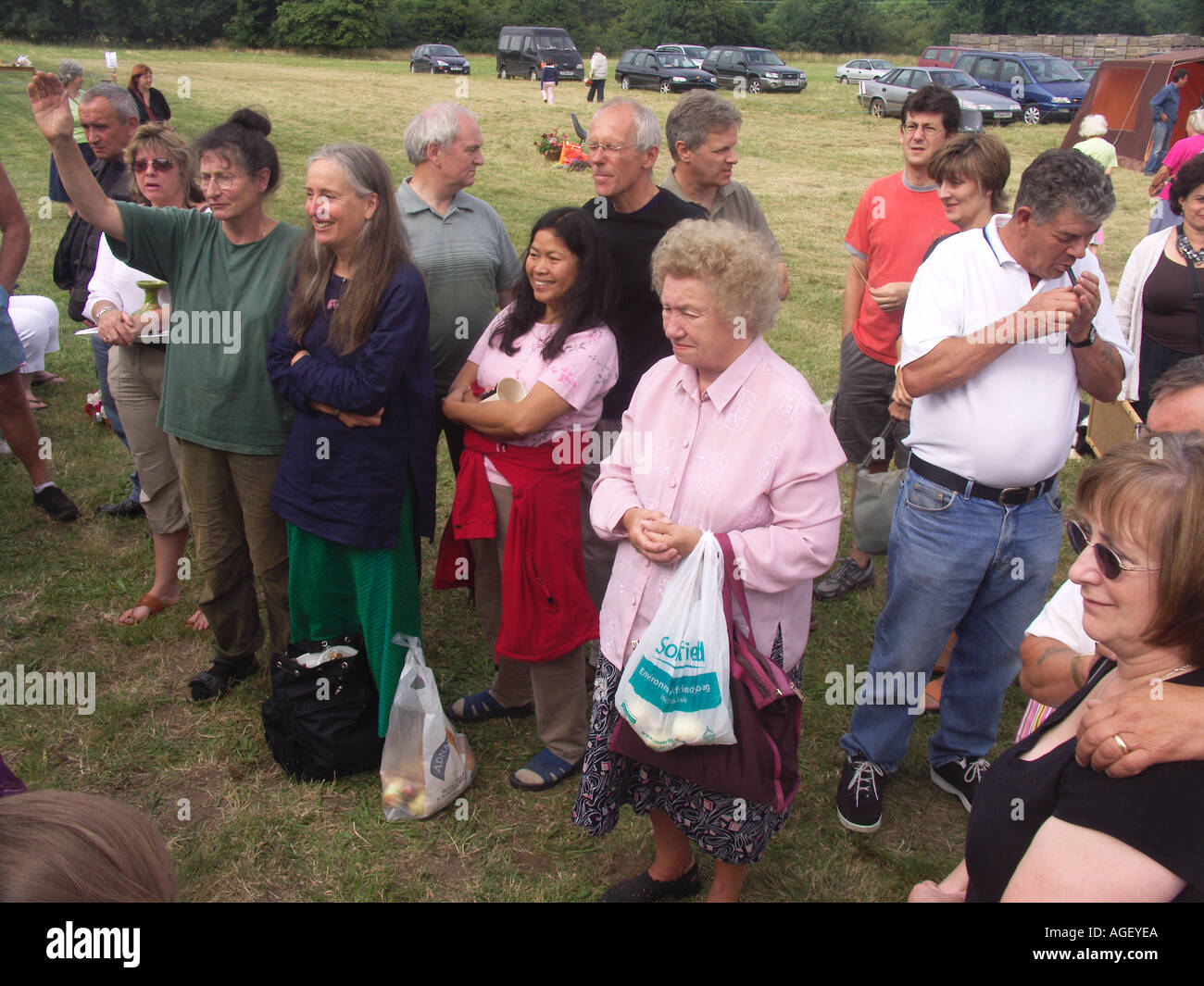 Auction crowd hi-res stock photography and images - Alamy