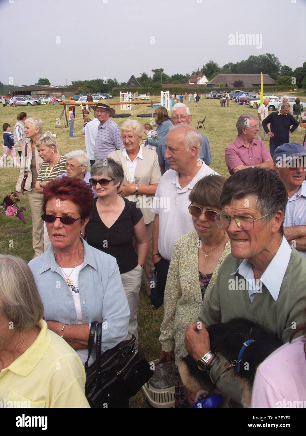 Auction crowd hi-res stock photography and images - Alamy