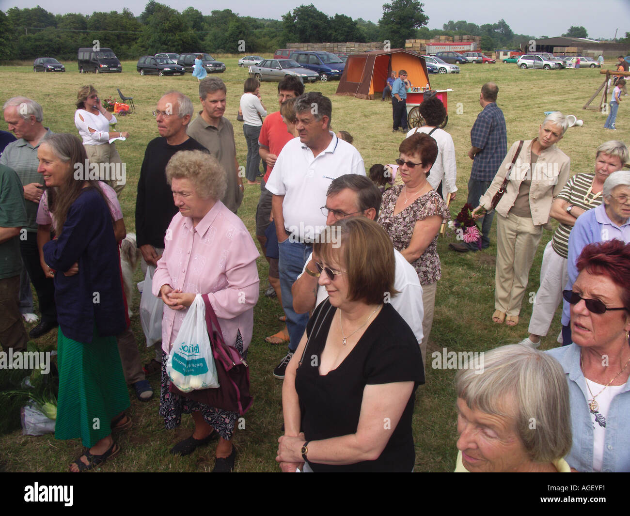 Auction crowd hi-res stock photography and images - Alamy