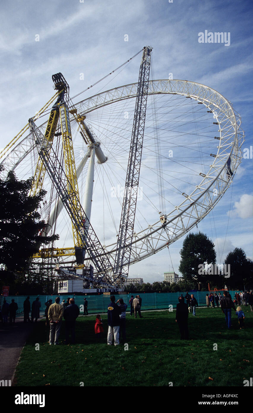 Lifting the london Eye into position Stock Photo - Alamy