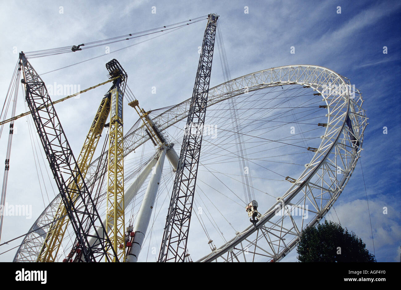Lifting the london Eye into position Stock Photo - Alamy