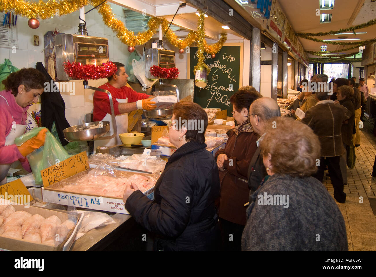 people buying fish at the market Stock Photo - Alamy