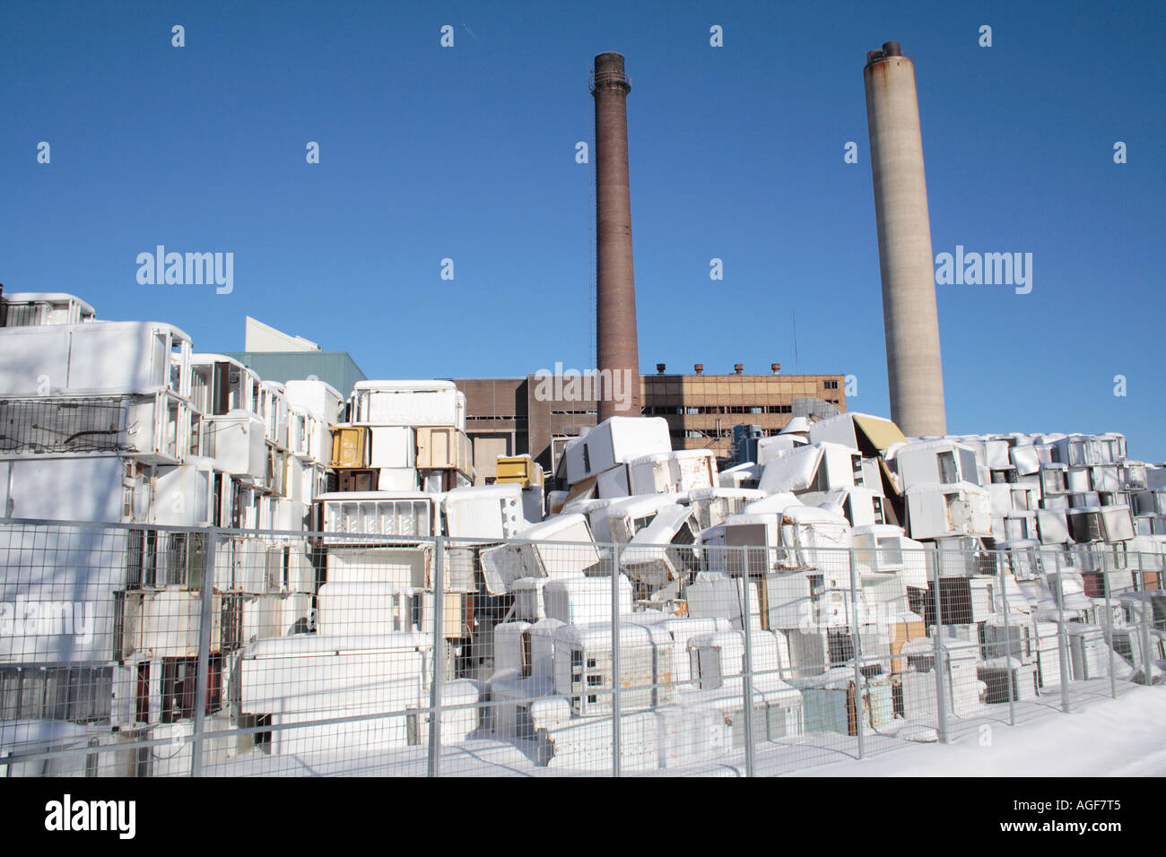 Dumped fridge freezer hi-res stock photography and images - Alamy