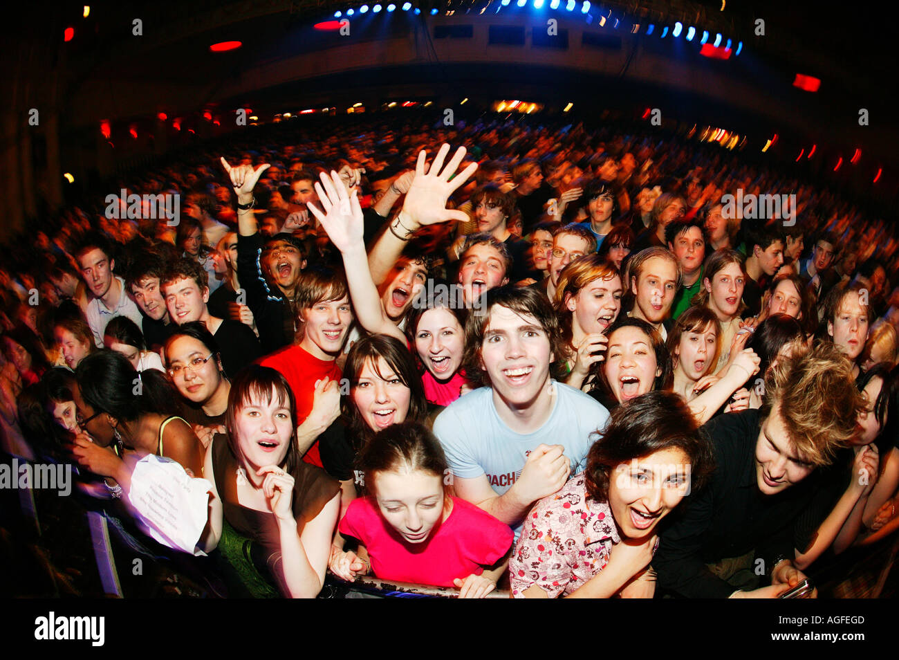 Concert crowd hi-res stock photography and images - Alamy