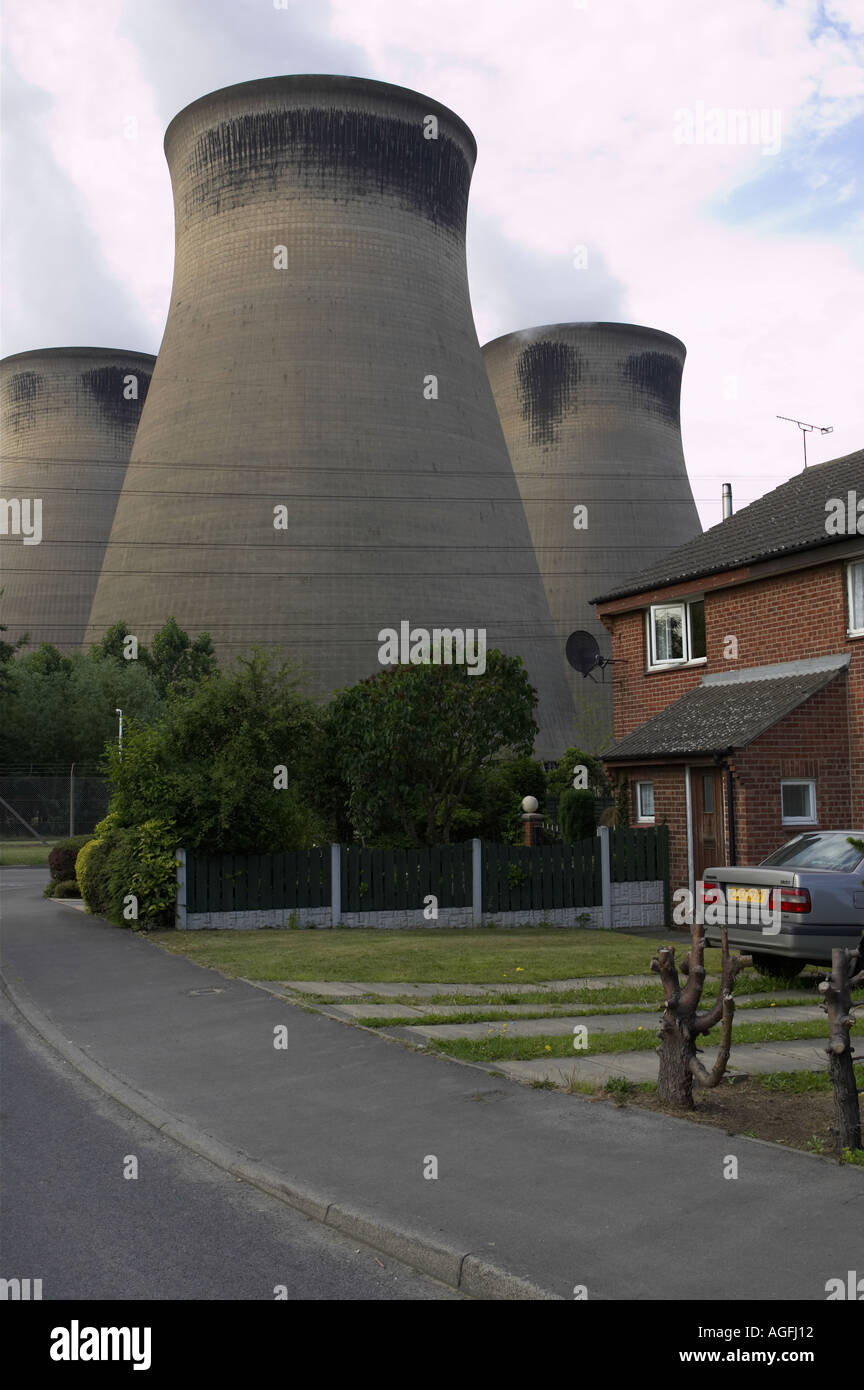 Ferrybridge 'C' Power Station - modern houses in urban housing estate ...