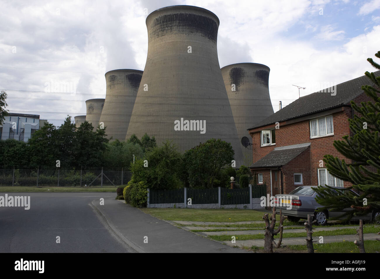 Ferrybridge 'C' Power Station - modern houses in urban housing estate ...