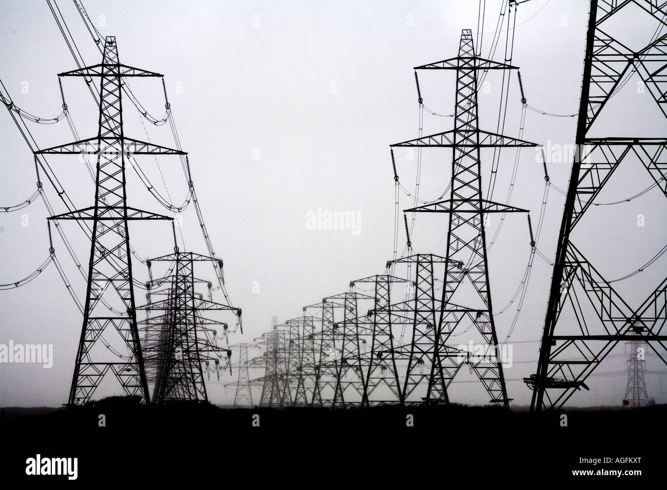 Electricity pylons dungeness nuclear power station Stock Photo - Alamy