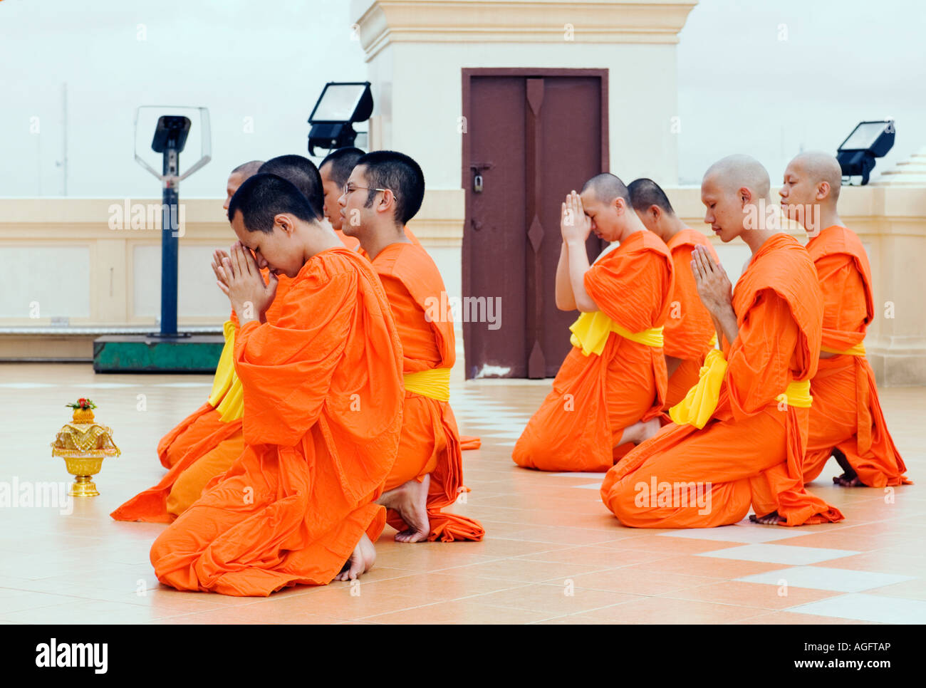 Bangkok buddhist monks kneeling hi-res stock photography and images - Alamy