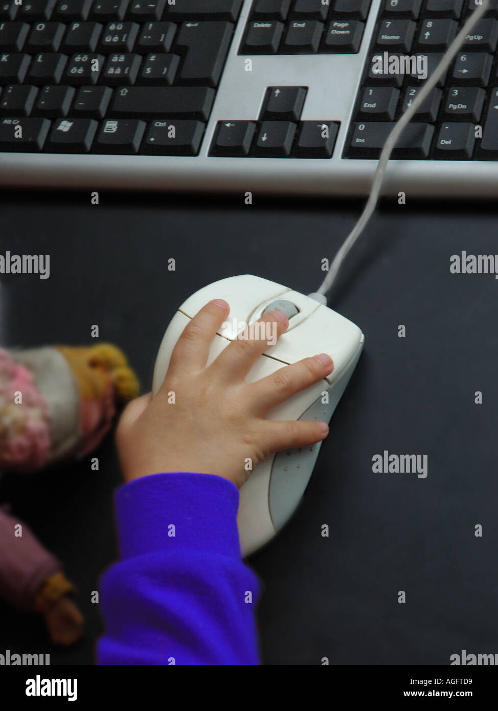 a toddler s hand using a computer mouse Stock Photo - Alamy