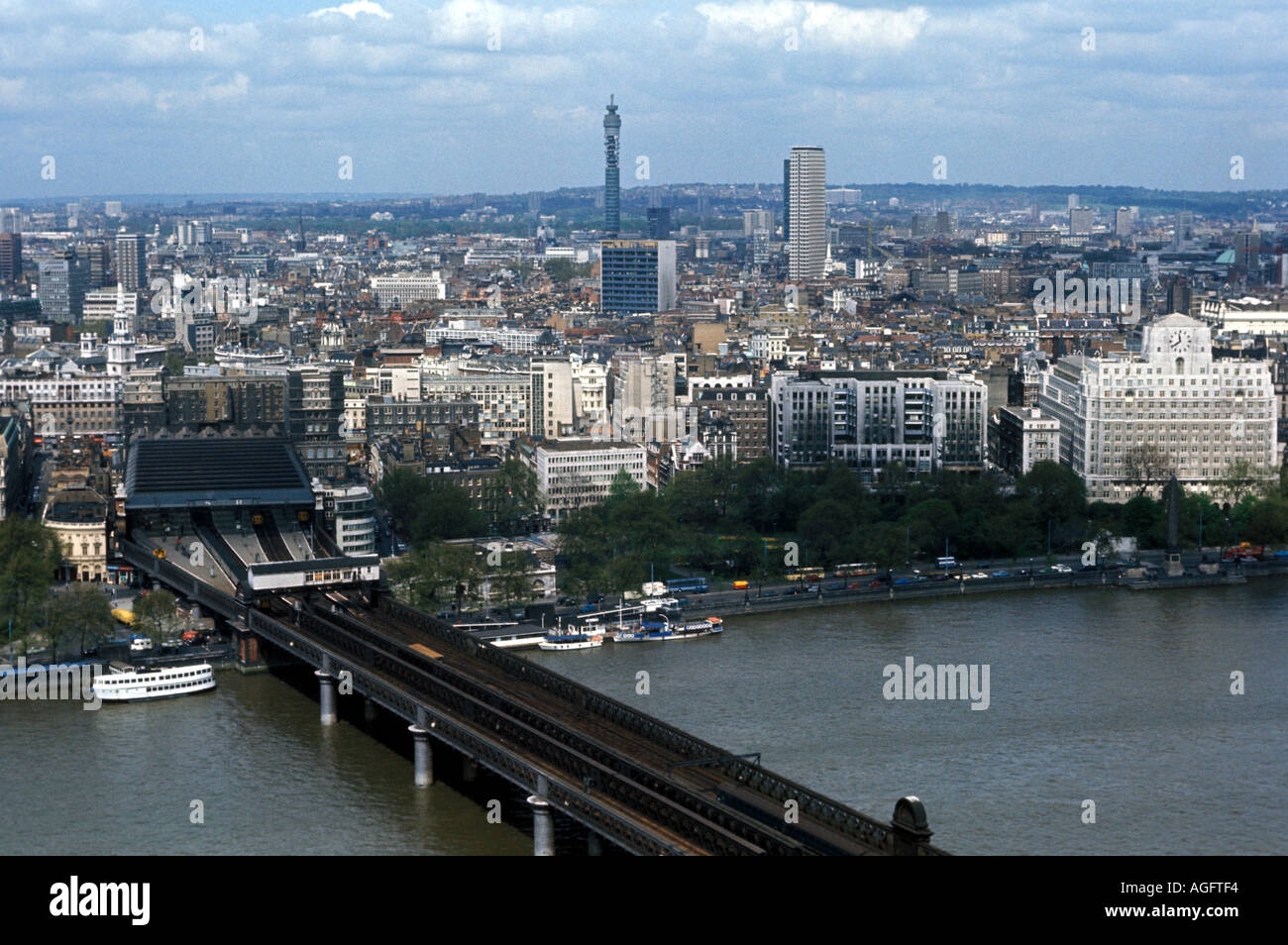 Old hungerford bridge hi-res stock photography and images - Alamy