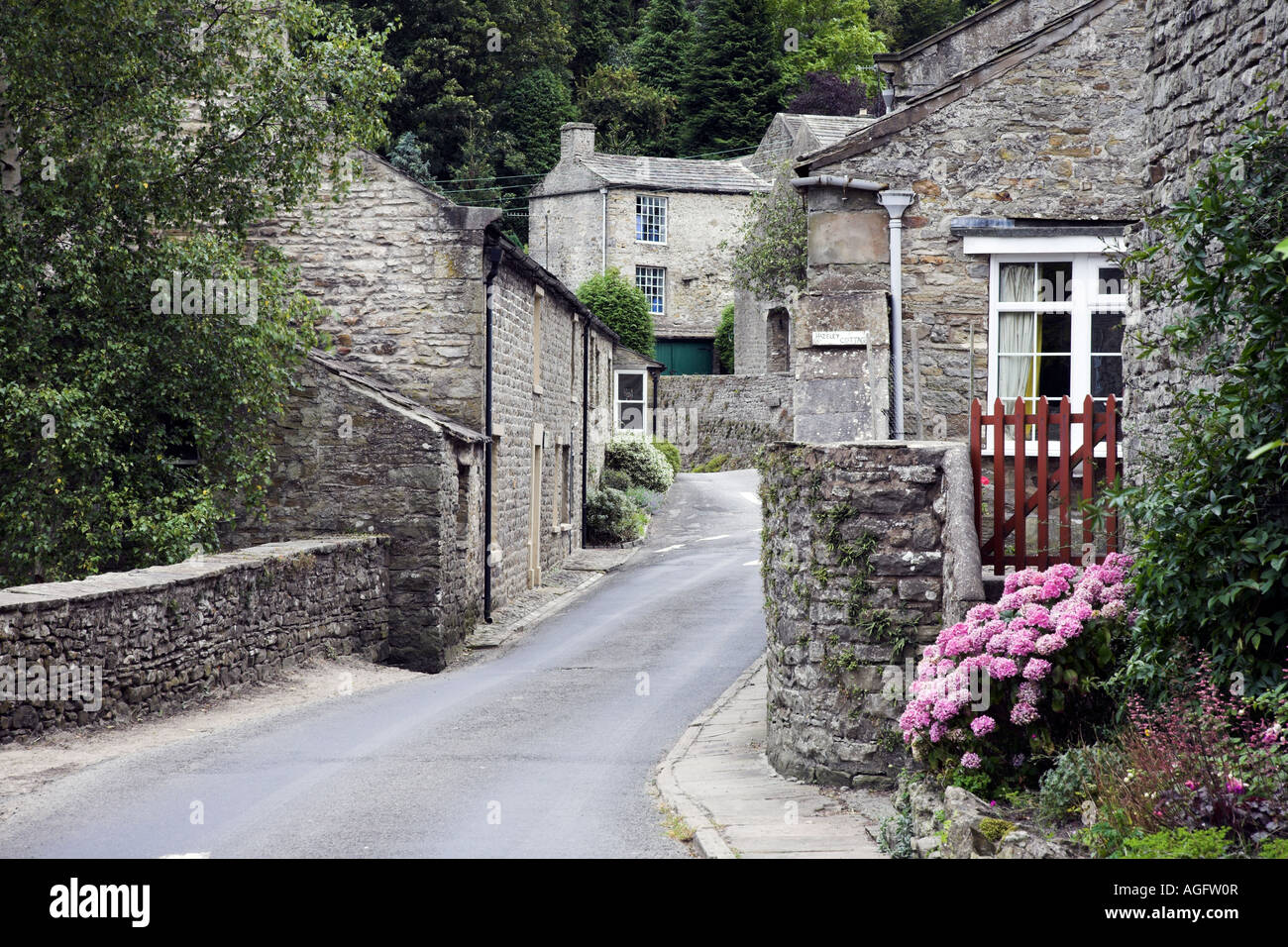 Unspoilt limestone cottages hi-res stock photography and images - Alamy
