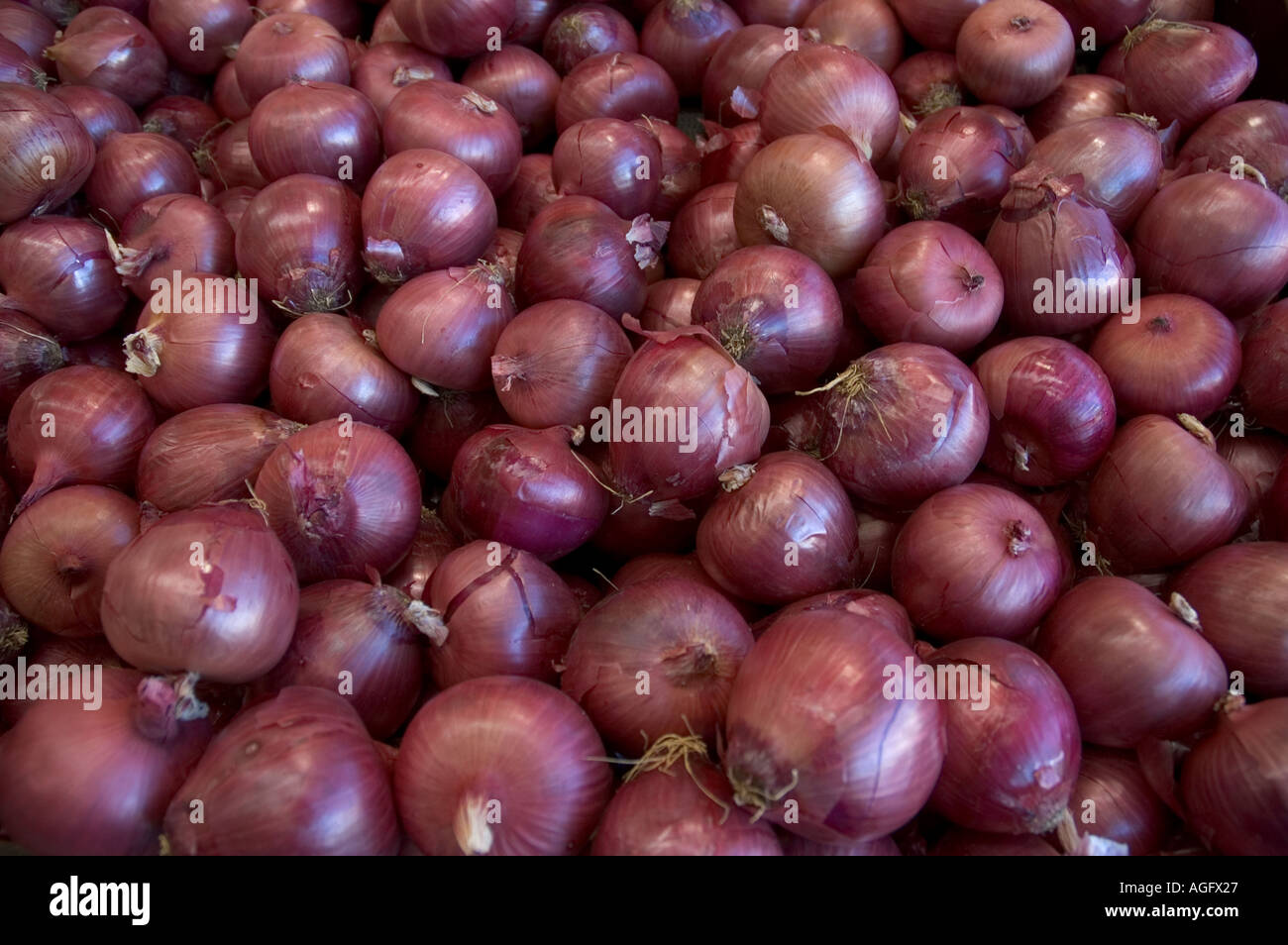deep red purple onions in fruit and vegetable market Stock Photo - Alamy