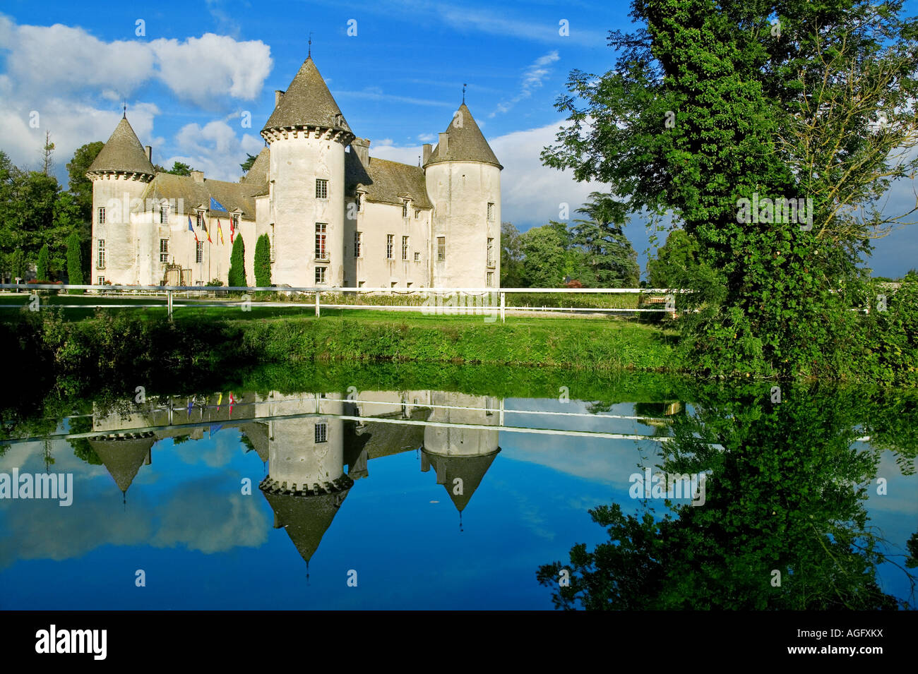 Savigny les beaune castle hi-res stock photography and images - Alamy