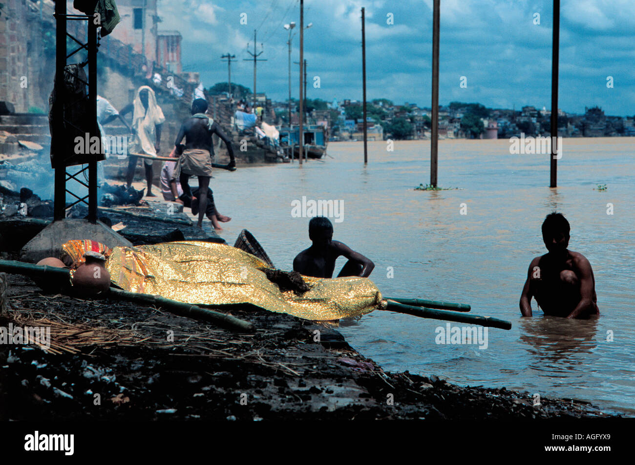 religious funeral ceremony/ritual, river Ganges, Varanasi, India Stock ...