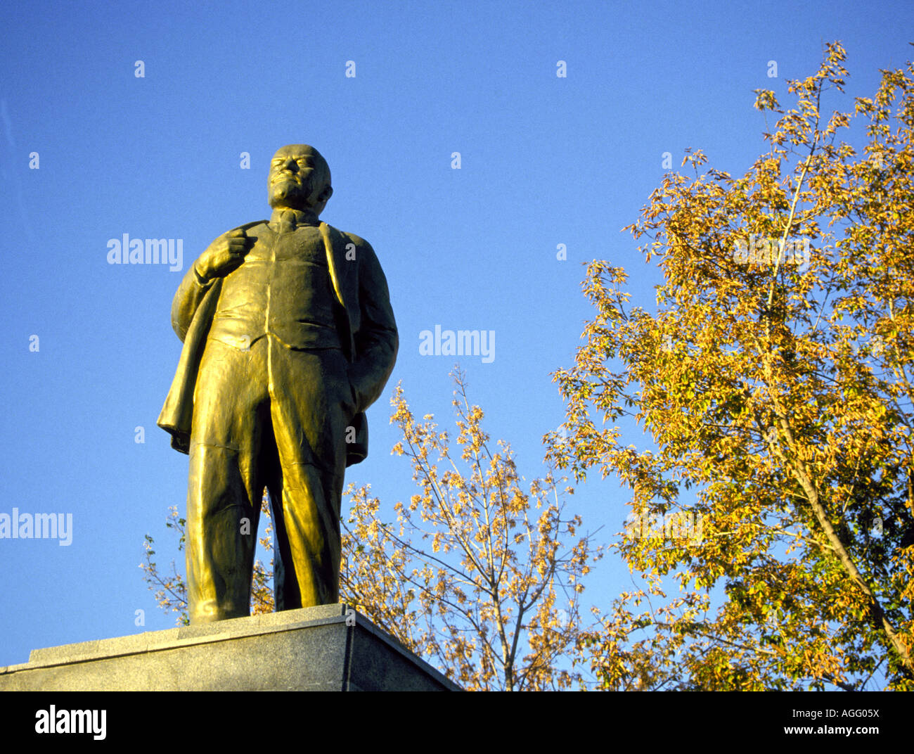 Lenin statue in moscow hi-res stock photography and images - Alamy