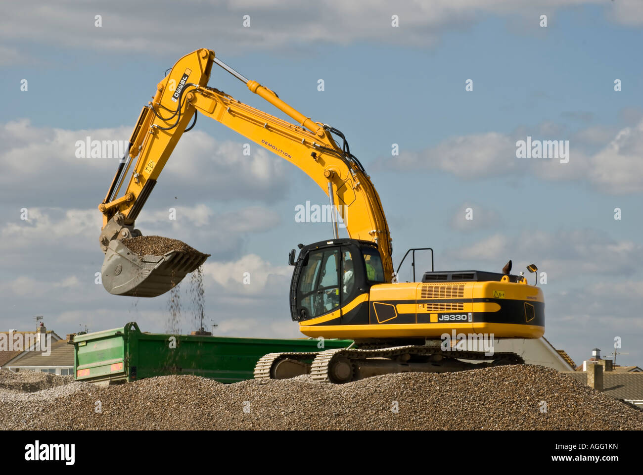 Excavator digger shingle lorry hi-res stock photography and images - Alamy