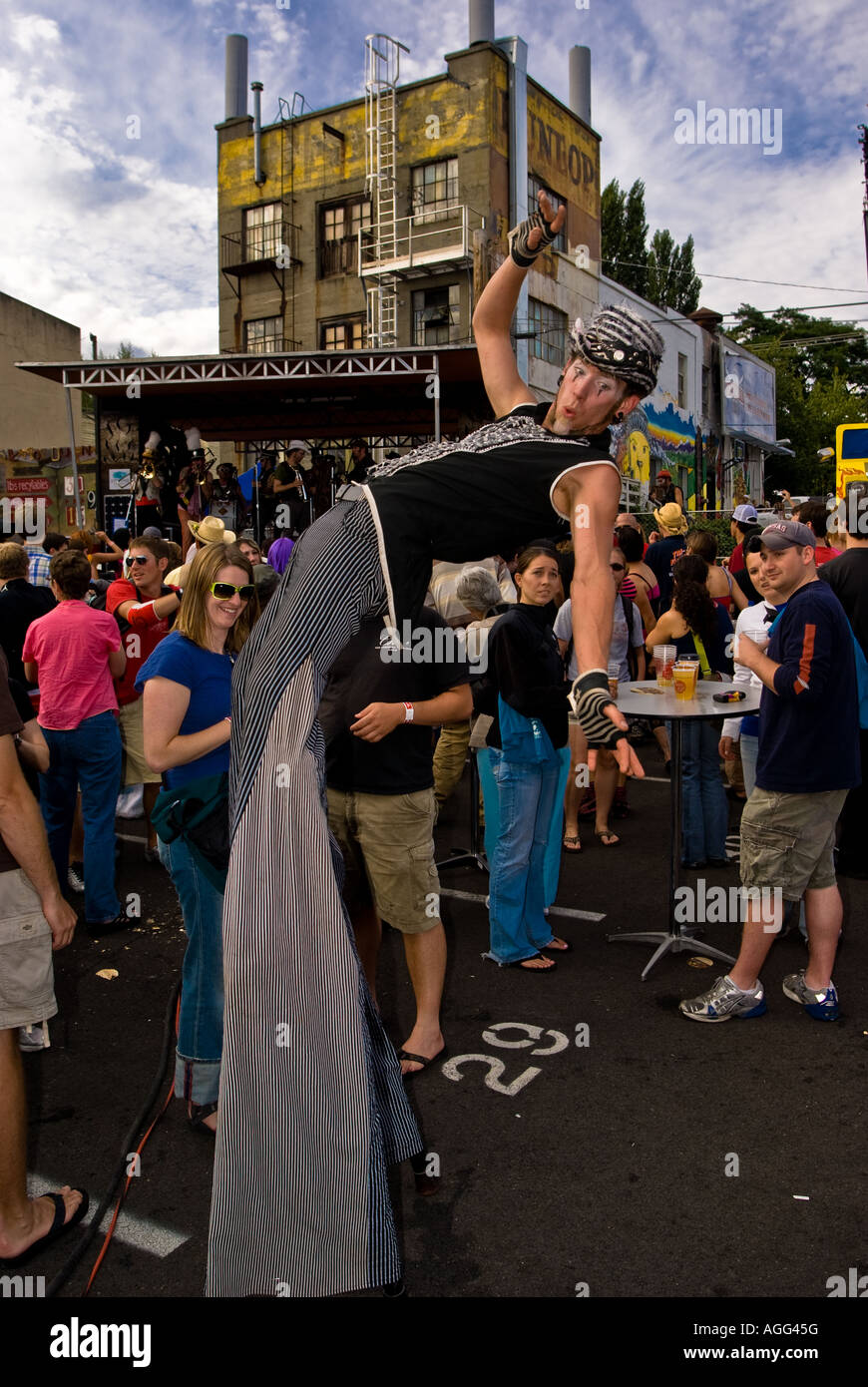 A street performer at a free outdoor show in Fremont, Seattle Stock ...