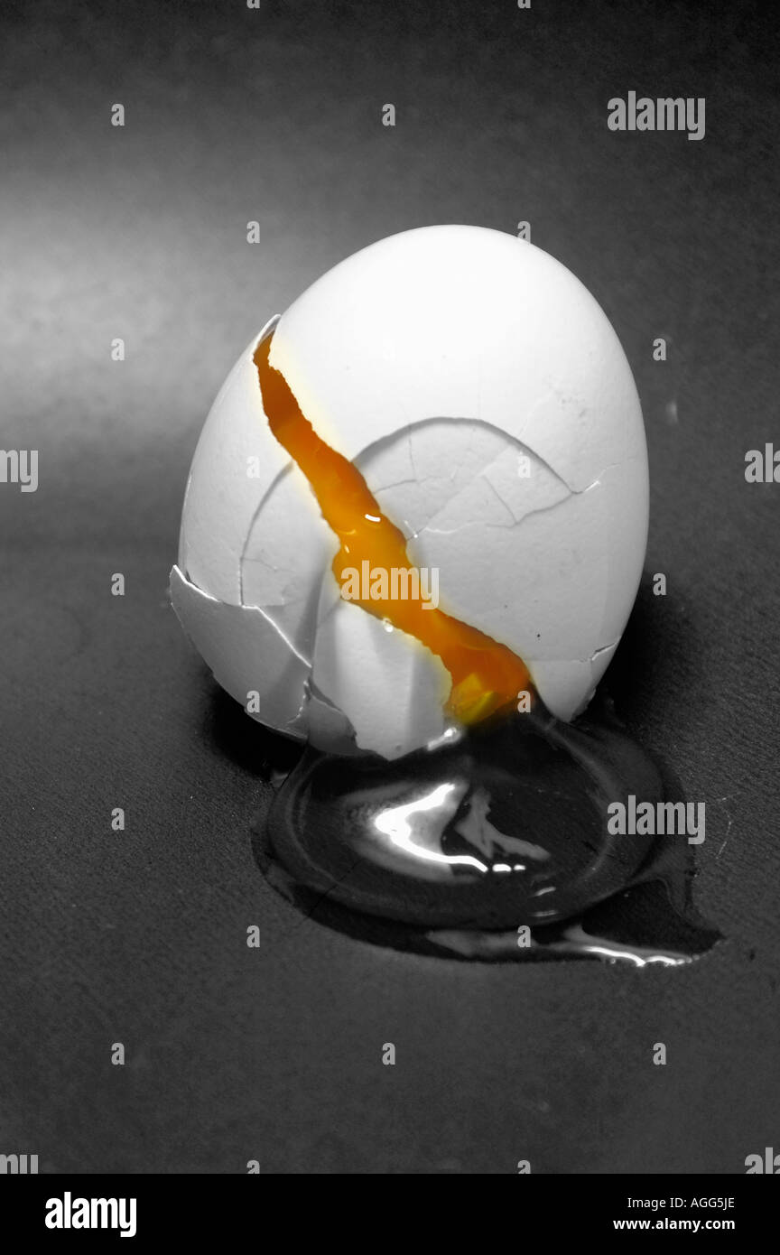 crushed egg in frying pan Stock Photo - Alamy