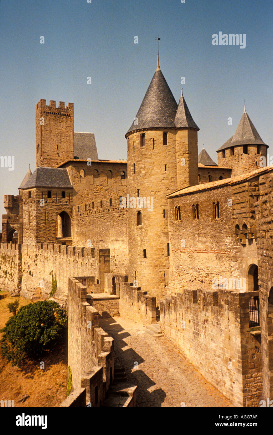 Castle chateau middle ages hi-res stock photography and images - Alamy