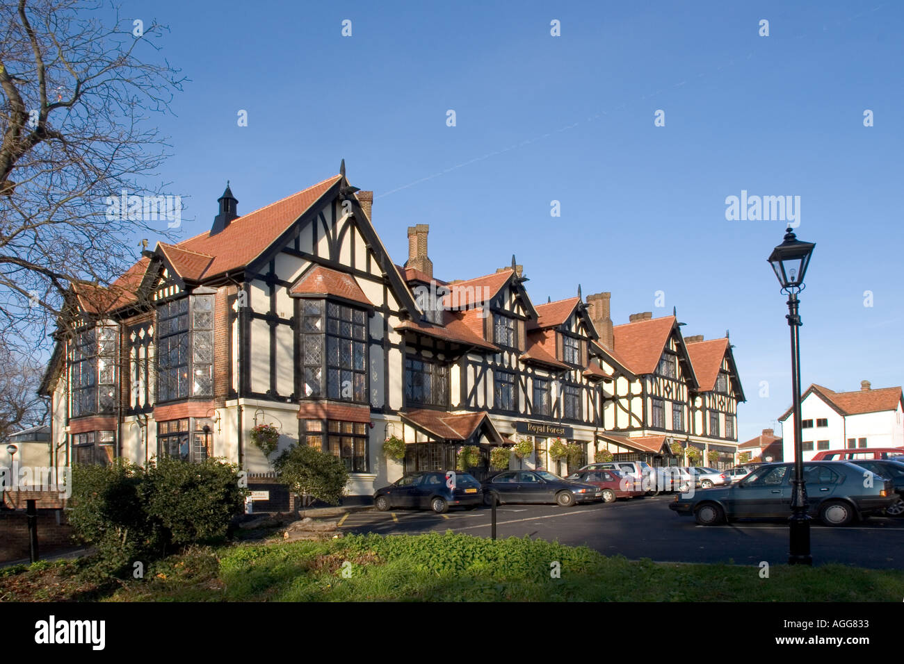 Queen elizabeth hunting lodge chingford hi-res stock photography and ...