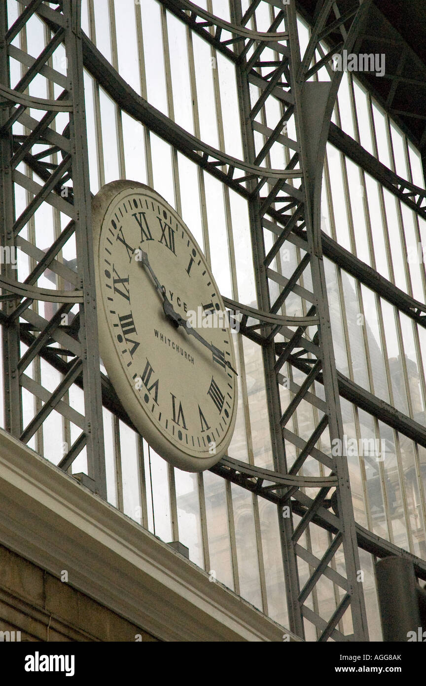 Clock at Liverpool train station Stock Photo - Alamy