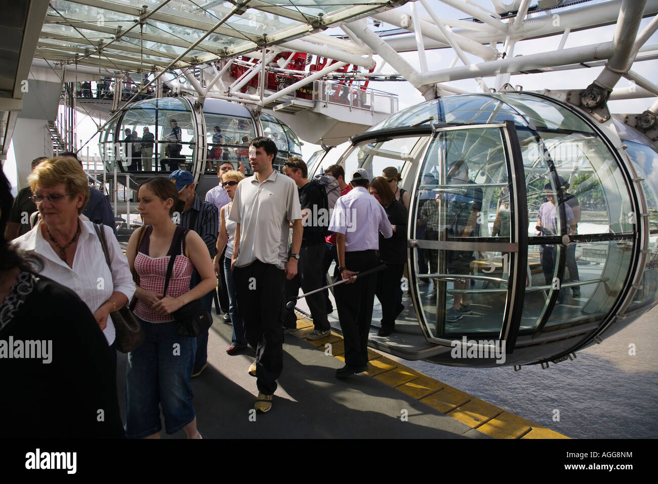 London eye pod wheel tourist leaving hi-res stock photography and ...