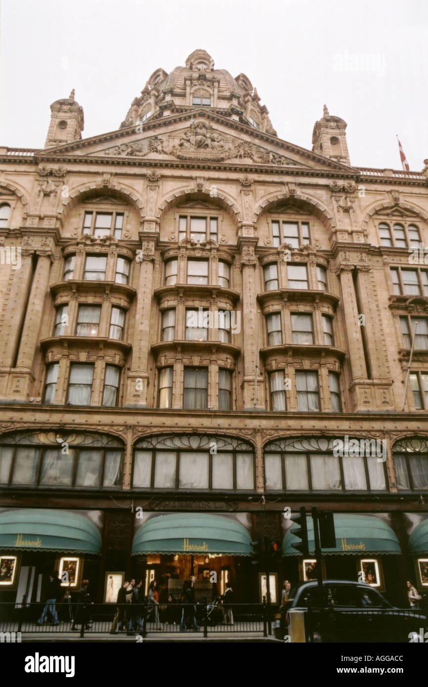 Knightsbridge harrods shop windows hi-res stock photography and images ...