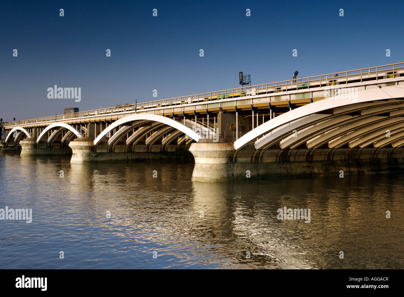 Grosvenor rail Bridge which spans the Thames River alongside Chelsea ...