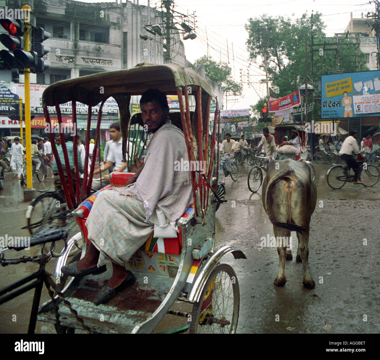 India varanasi cycle rickshaw hi-res stock photography and images - Alamy