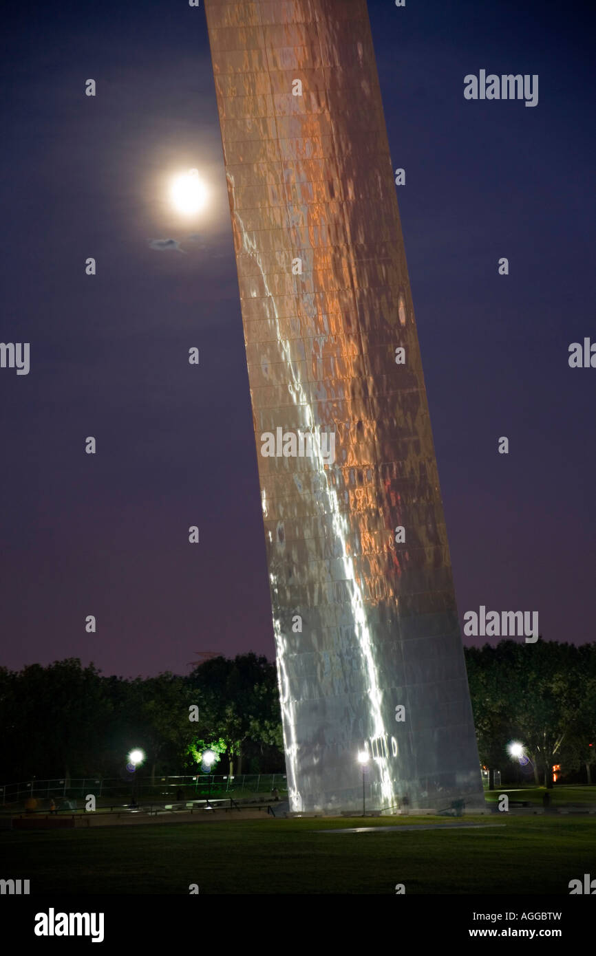 Gateway Arch and moon in St Louis, Missouri Stock Photo - Alamy