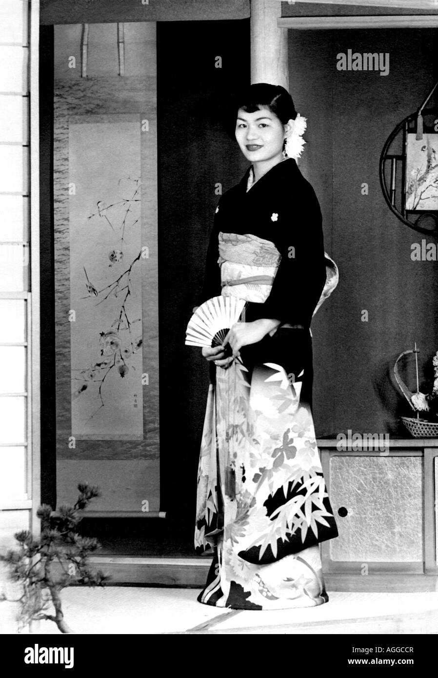 Vintage japanese woman hi-res stock photography and images - Alamy