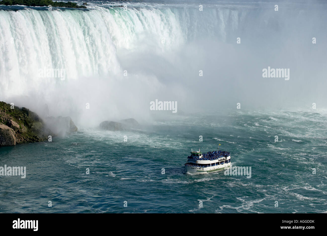 Maid of the mist sightseeing boat ship river tour mist hi-res stock ...