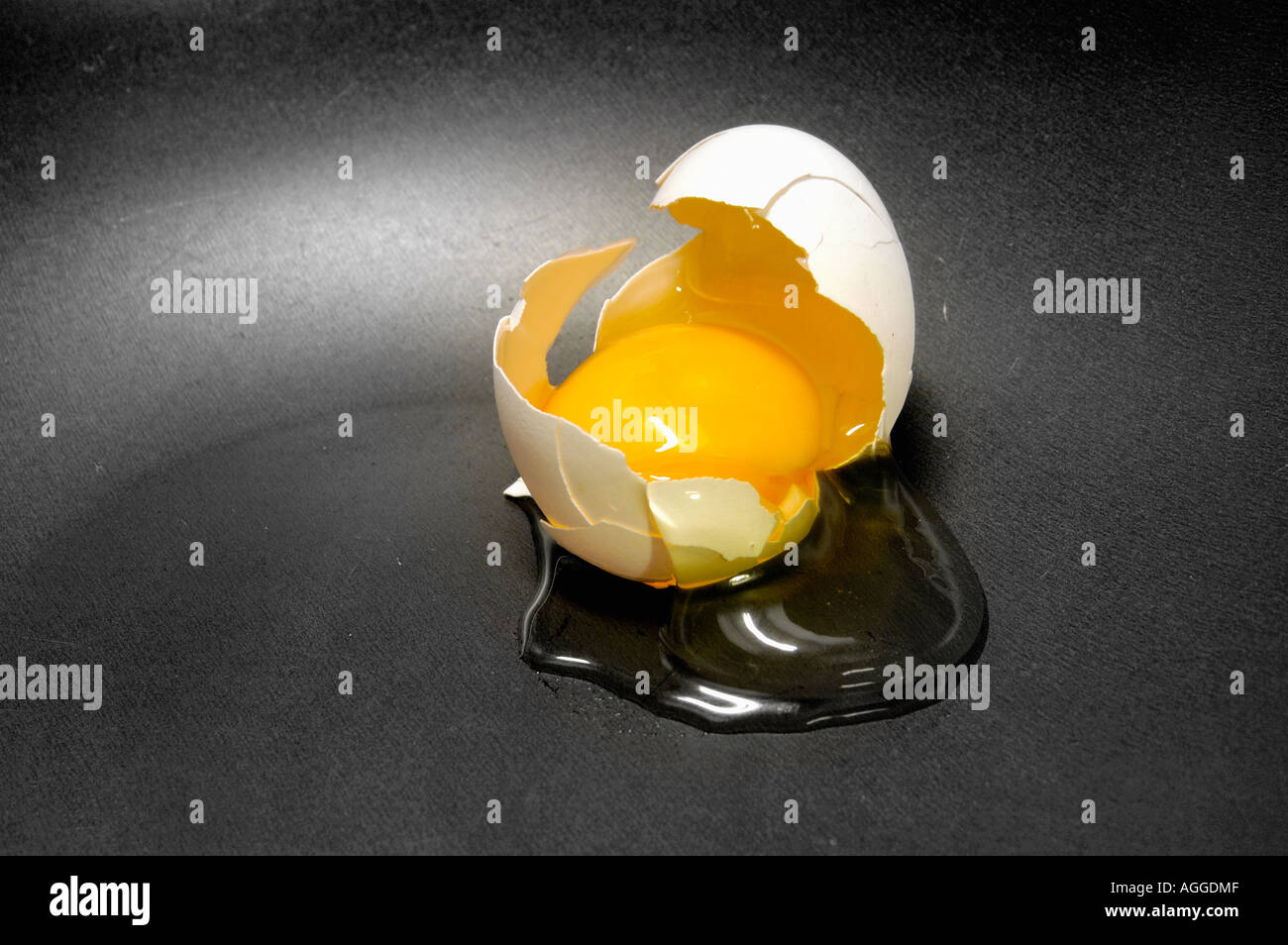 crushed egg in frying pan Stock Photo - Alamy