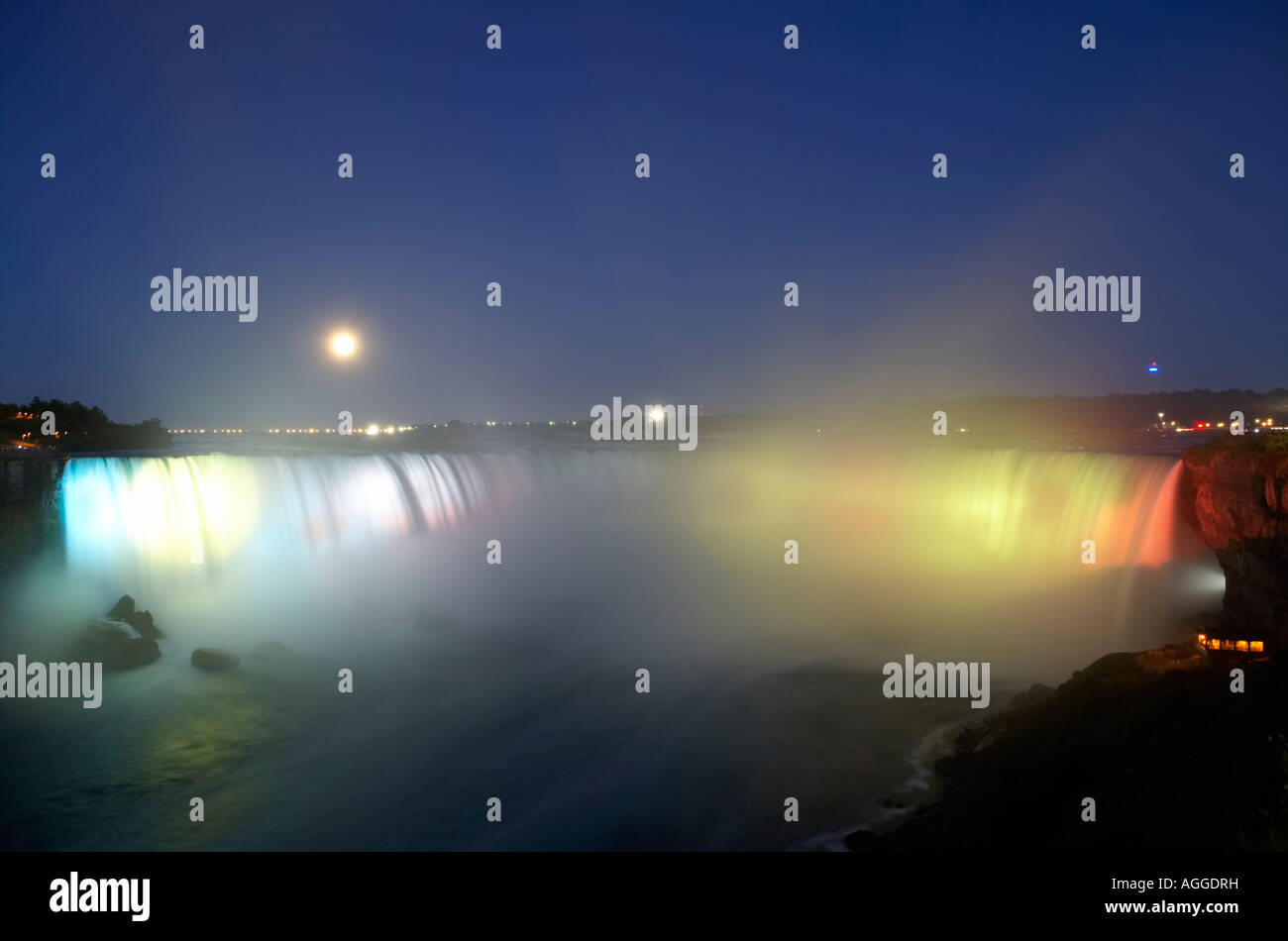 The illuminated Horseshoe Falls and a full moon, Niagara Falls, Canada ...