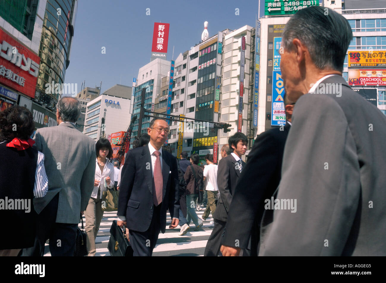 Commuter pedestrians crossing street hi-res stock photography and ...