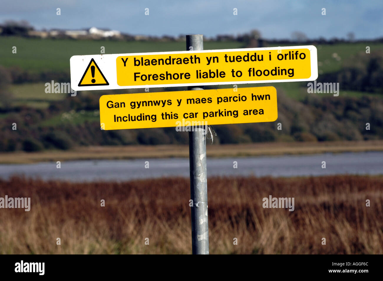 Bilingual welsh and english warning sign hi-res stock photography and ...