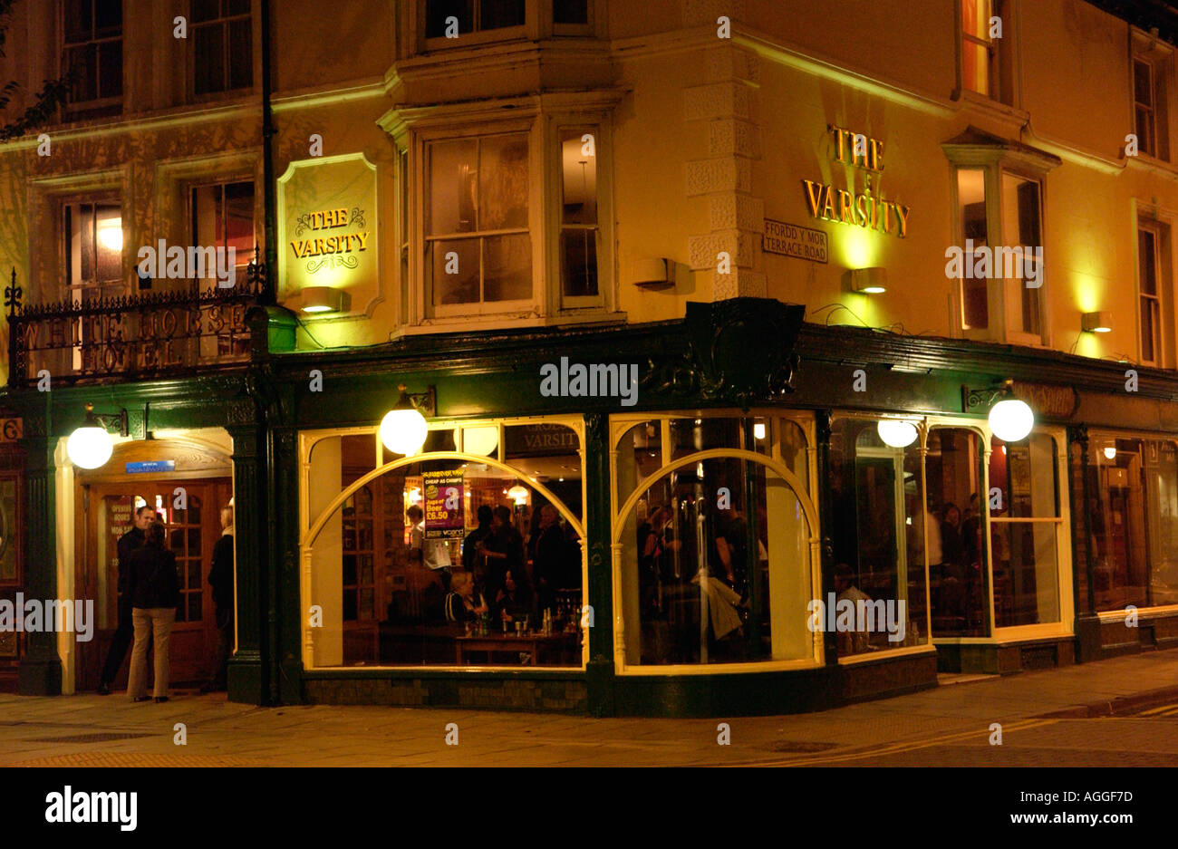 University students bar uk hi-res stock photography and images - Alamy