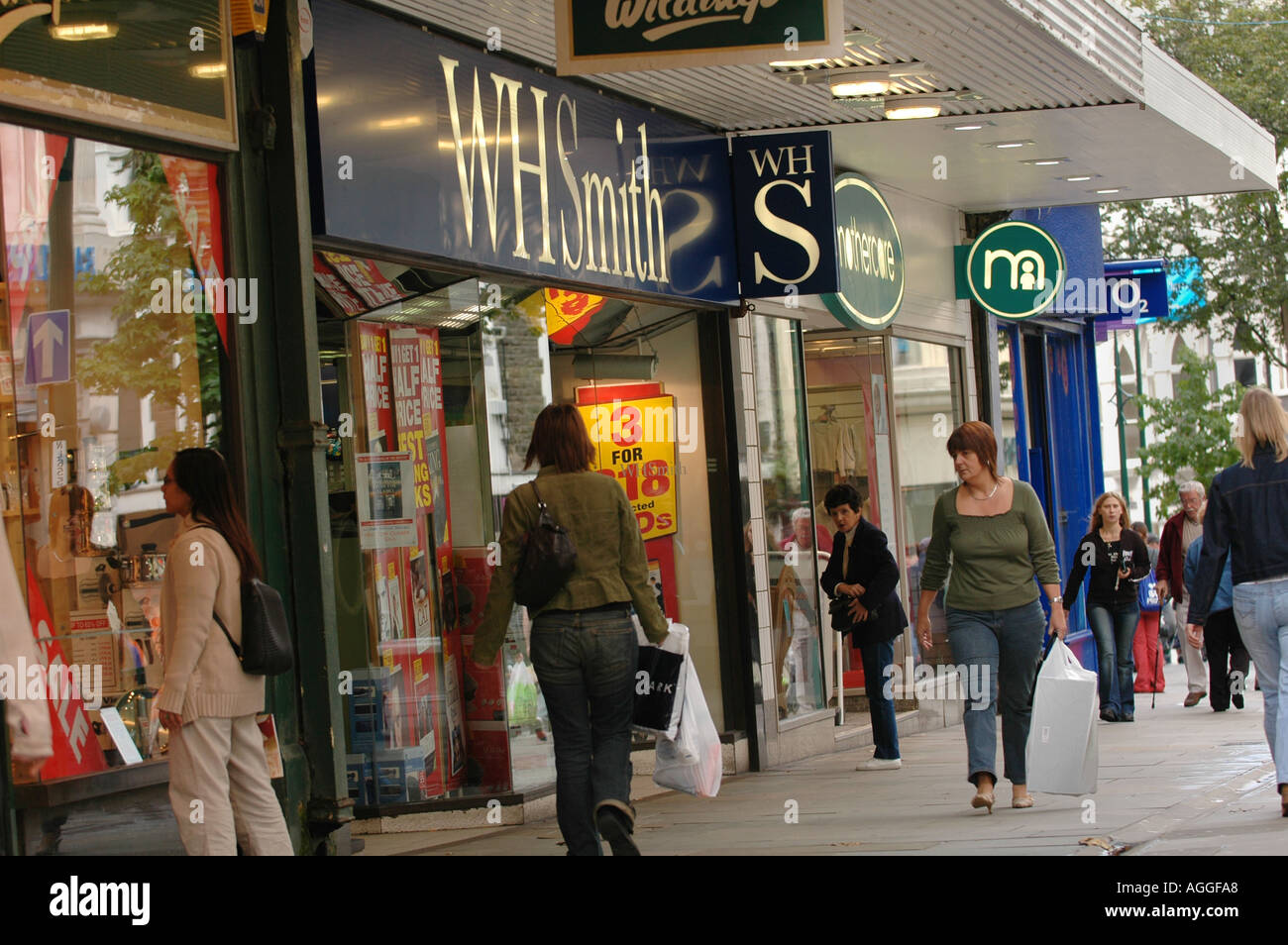 Wh smith shops hi-res stock photography and images - Alamy