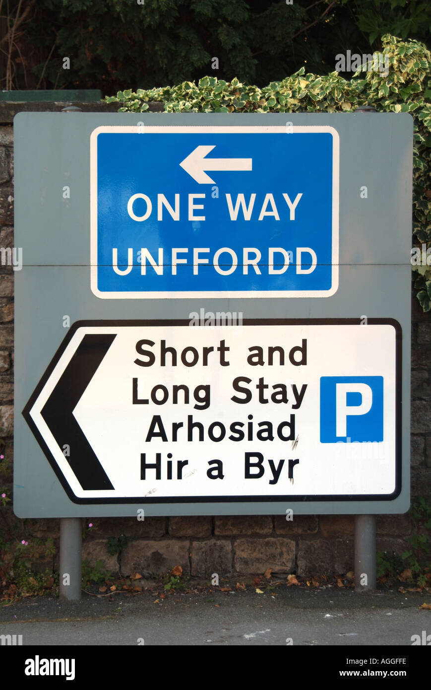 Multi lingual street signs and uk hi-res stock photography and images ...