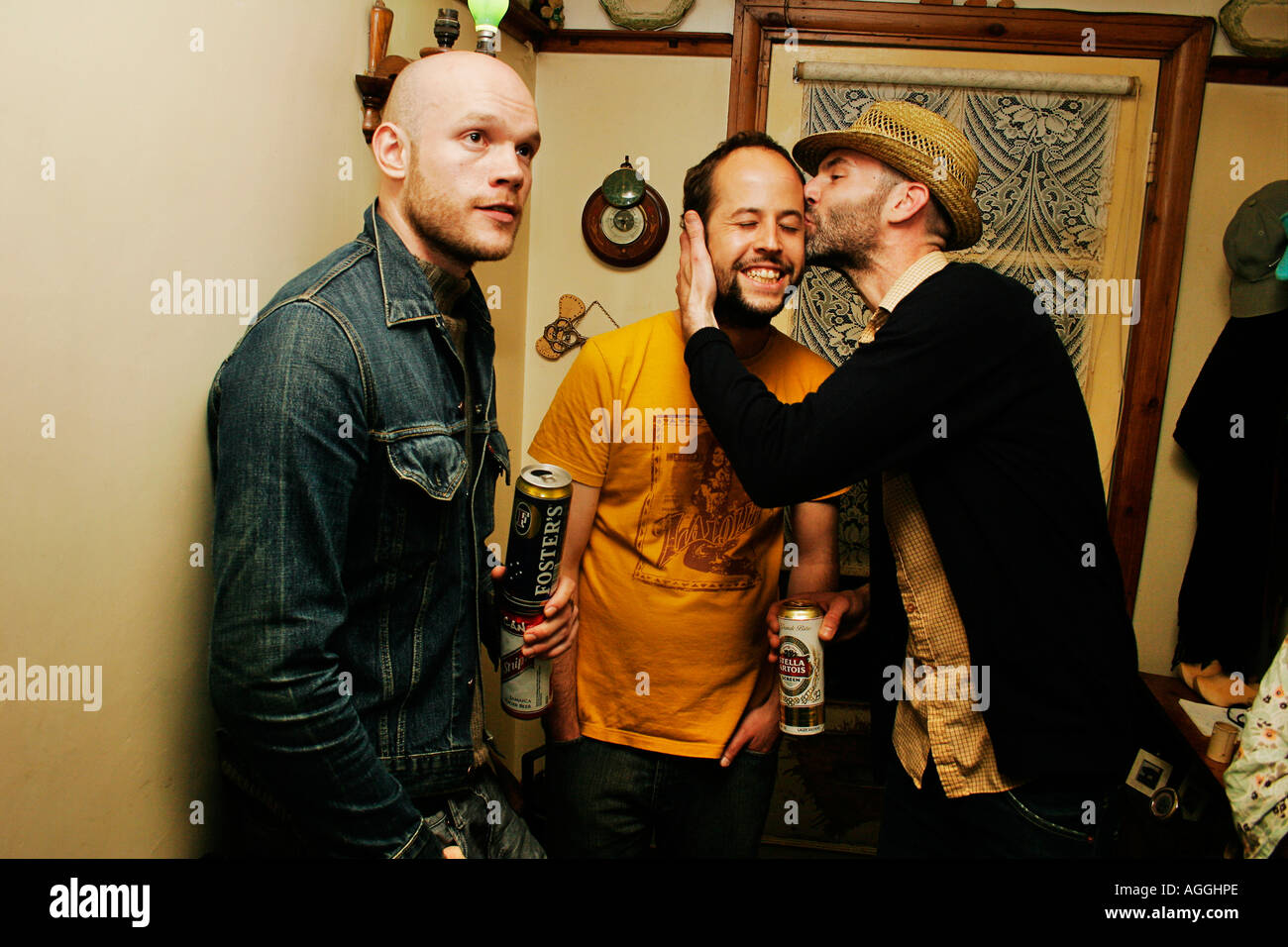 Guys hanging out drinking hi-res stock photography and images - Alamy