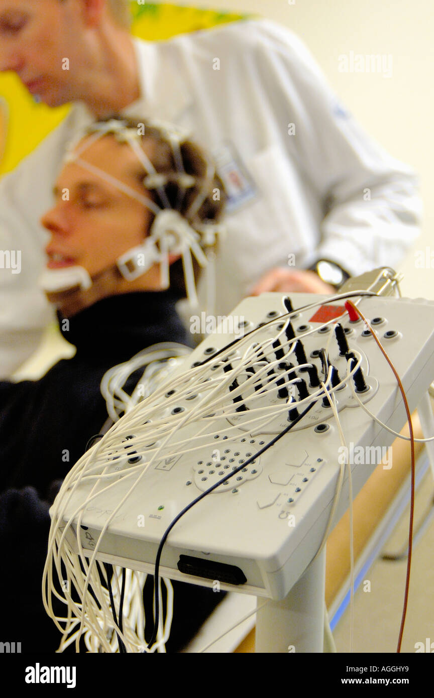 Measuring brain waves with EEG machine Stock Photo - Alamy