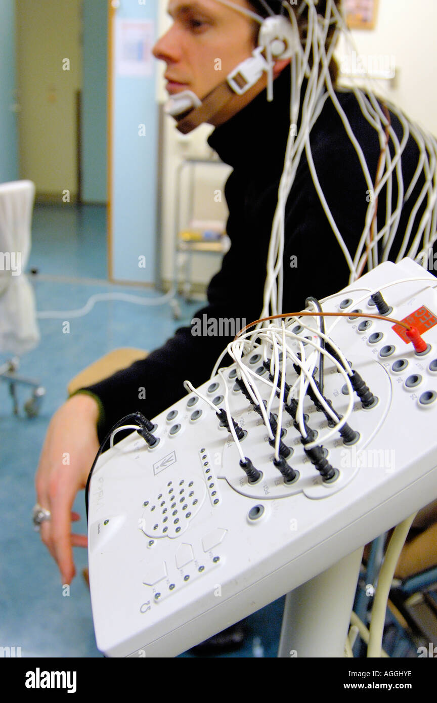 Measuring brain waves eeg machine hi-res stock photography and images ... Measuring brain waves eeg machine hi-res stock photography and images ...