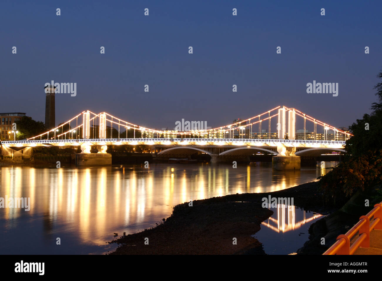 Dusk view of Chelsea Bridge and its lights reflecting in the Thames ...